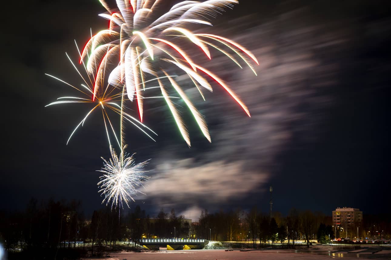 Kuusisaaren näyttävä ilotulitus sai tuhannet oululaiset liikkeelle ...