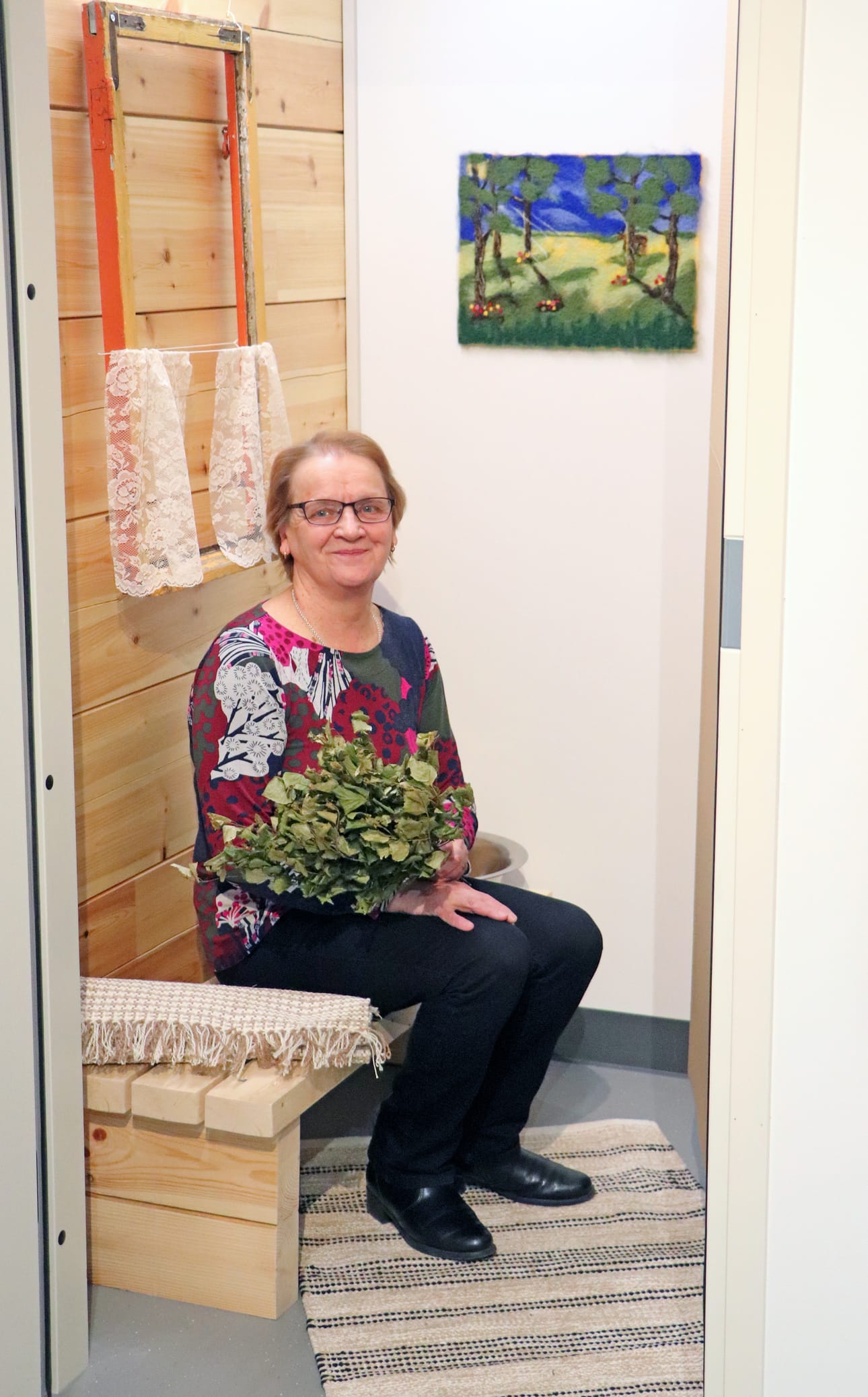 Marja-Leena nikkaroi saunapenkin ja Eliisan nypläsi pitsisen omenapuun ...