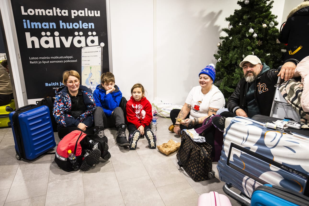 Rovaniemen lentoasemalla nuokkuu yhä kymmeniä kotimatkaansa odottavia ...