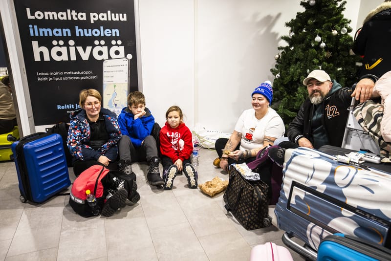 Rovaniemen lentoasemalla nuokkuu yhä kymmeniä kotimatkaansa odottavia ...