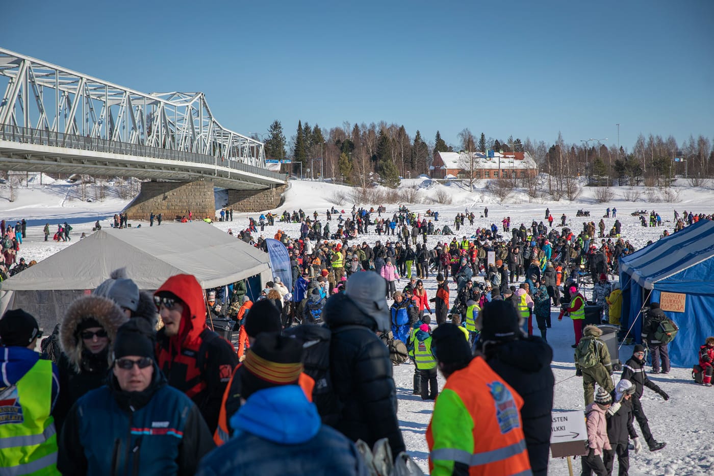 Tornion Suurpilkkeihin rynnätään pilkit kädessä ja menomonot jalassa ...