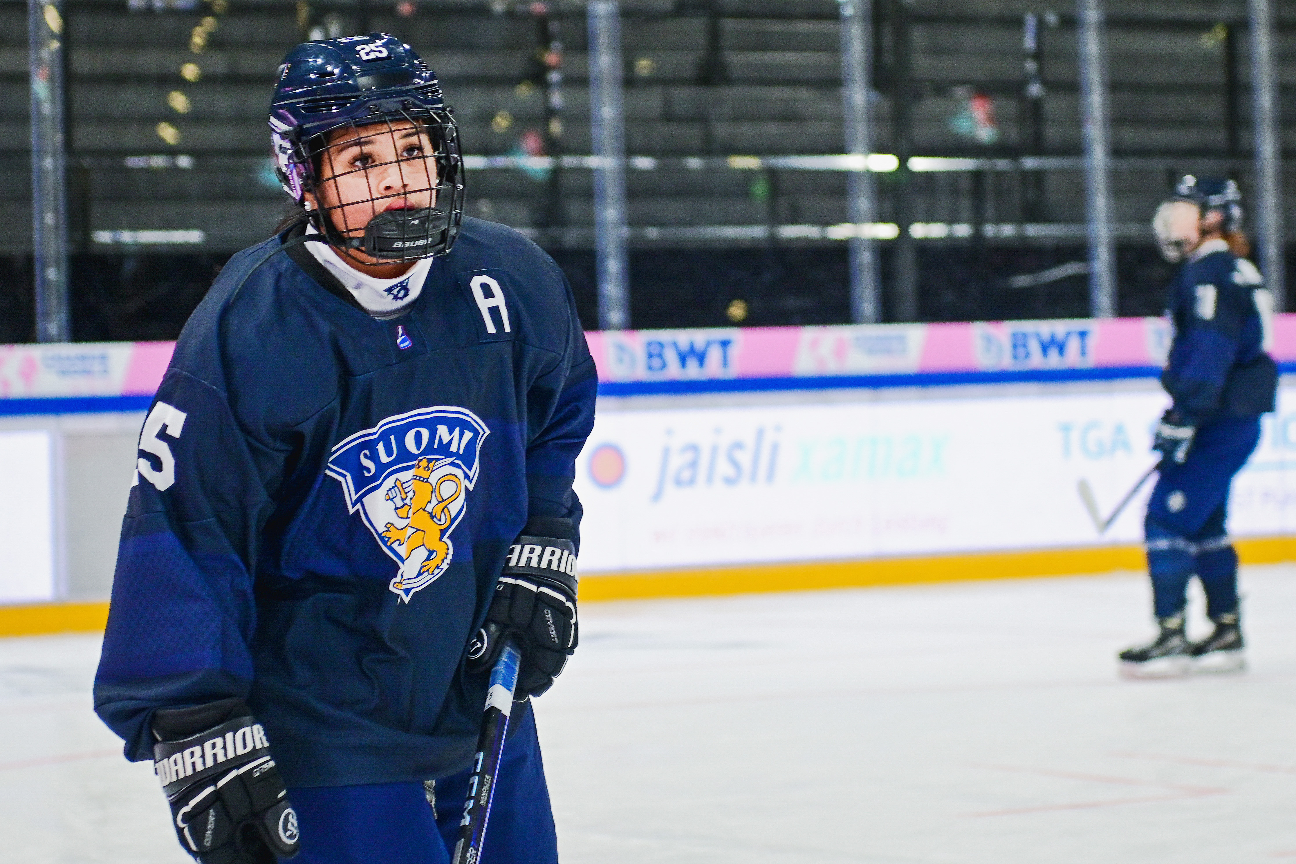 Tyttöleijonat jahtaa MM-jäällä mitalia tosissaan – tähtäin silti ...