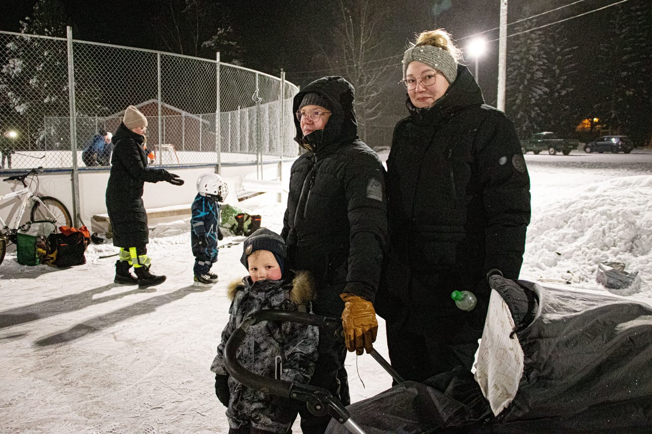 Luohualla luistellaan koko perheen voimin – jääkenttä on kyläläisille ...