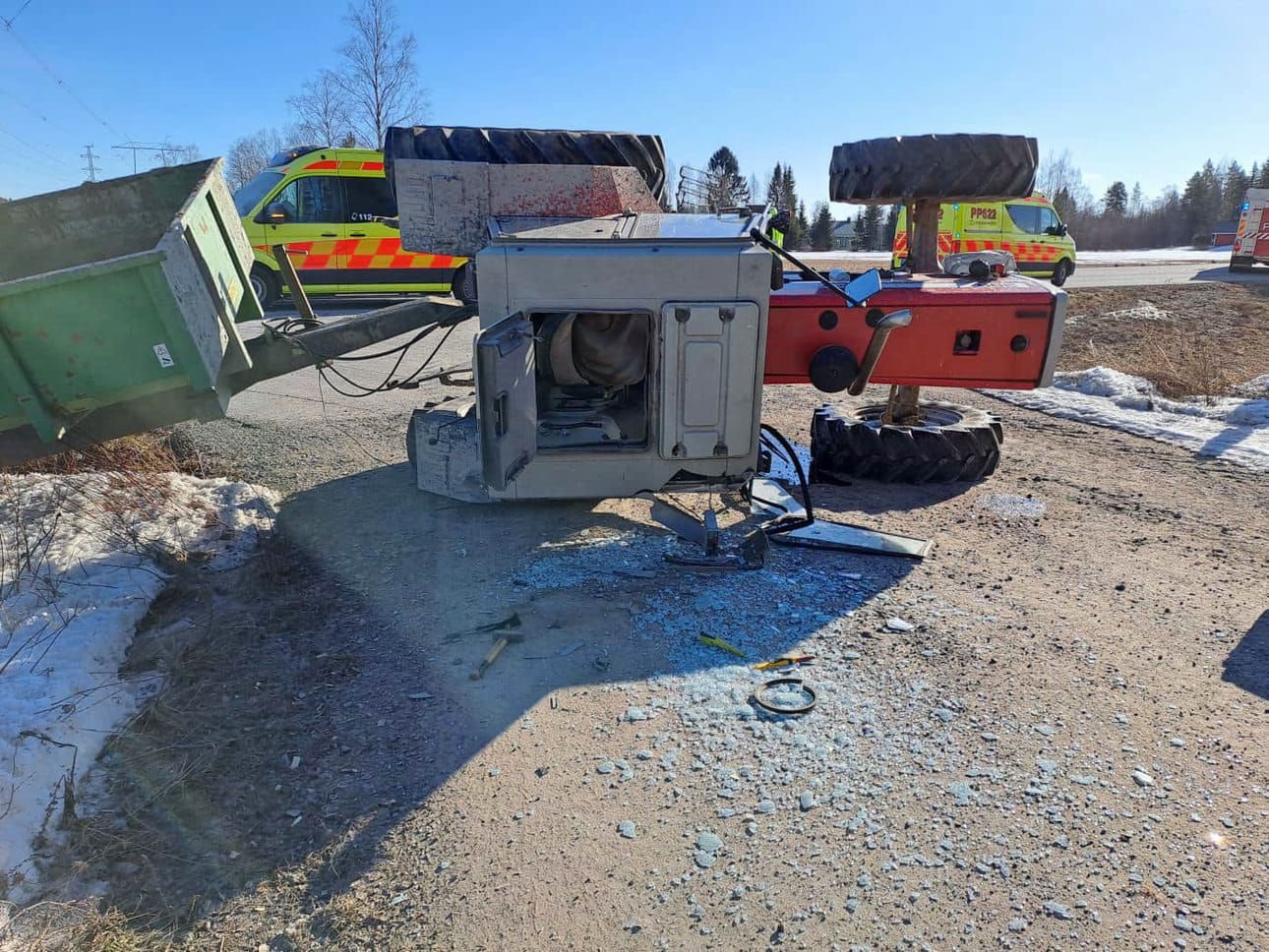 Ambulanssi ja traktori kolaroivat Siikajoella, potilas loukkaantui ...