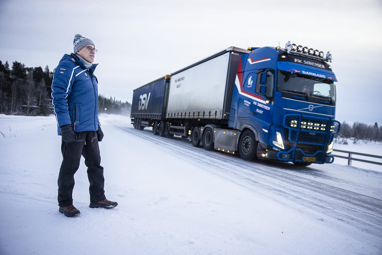 Kotipihalle levinneitä lohia ja rekka vastaantulevien kaistalla ...
