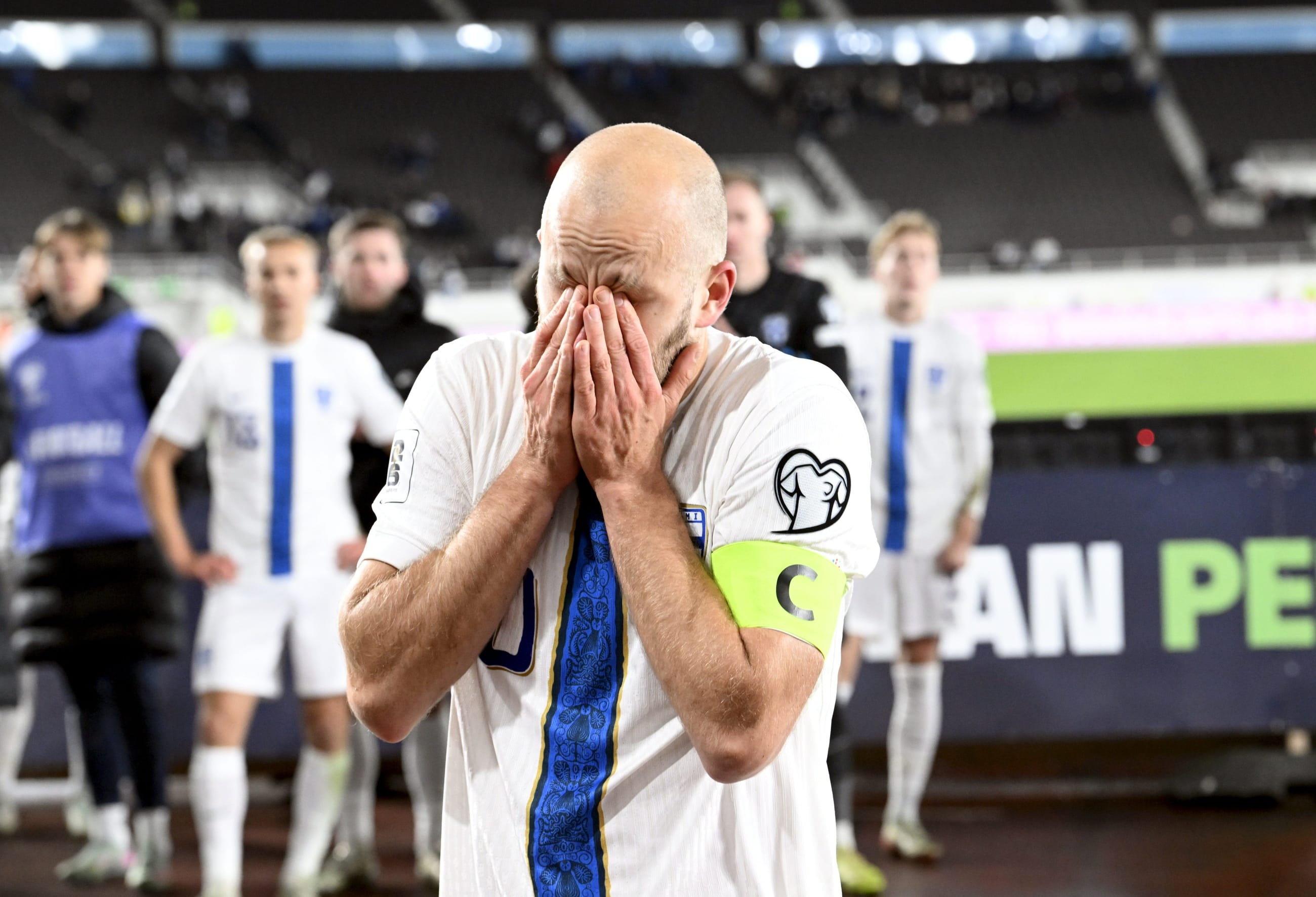 Huuhkajat koki nöyryytyksen – Jalkapallon lilliputtimaa juhli Helsingissä kuin ...