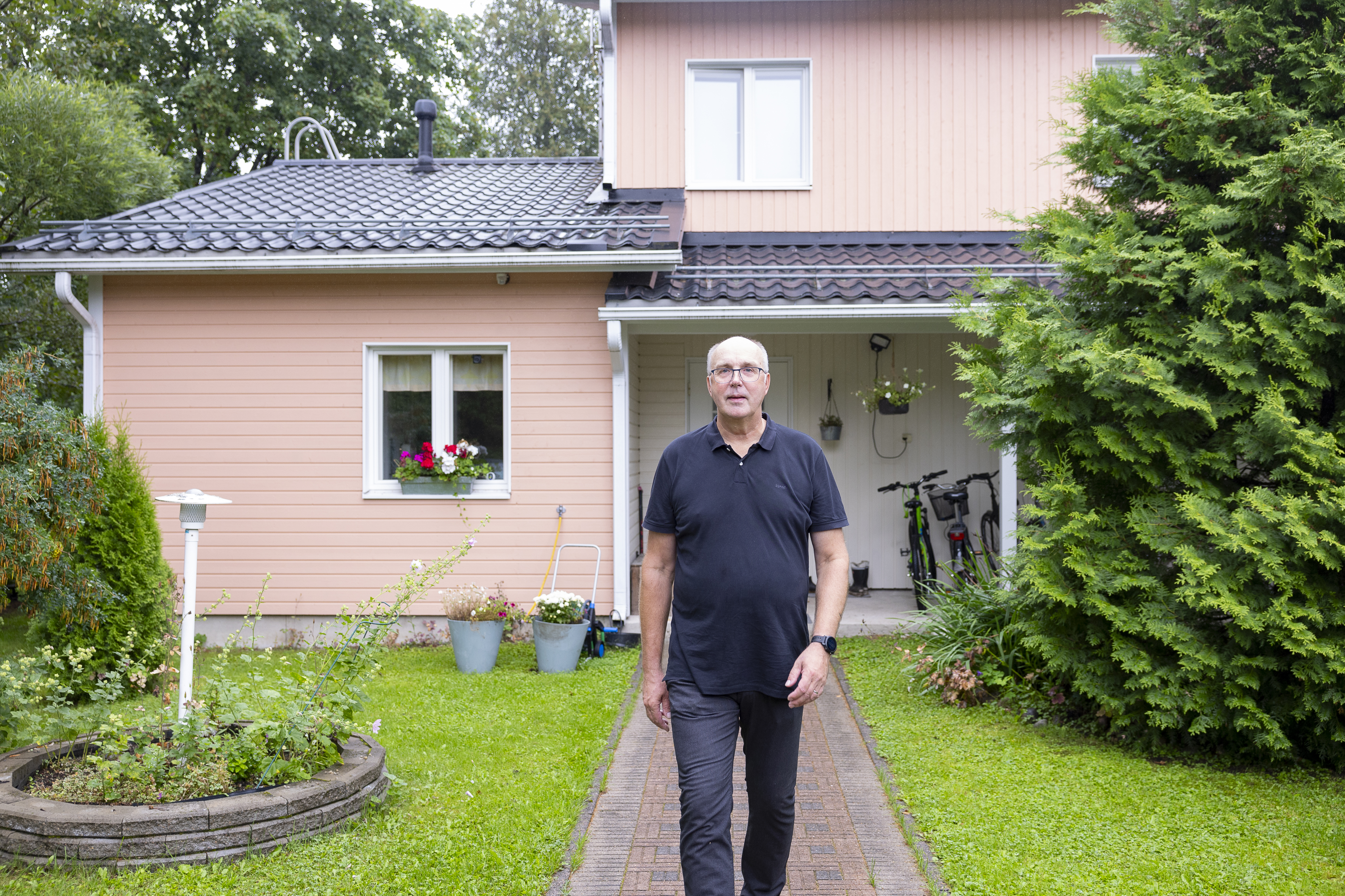 Jarmo Kiuru kulkee perheenjäsenten perässä sammuttamassa turhia valoja ...