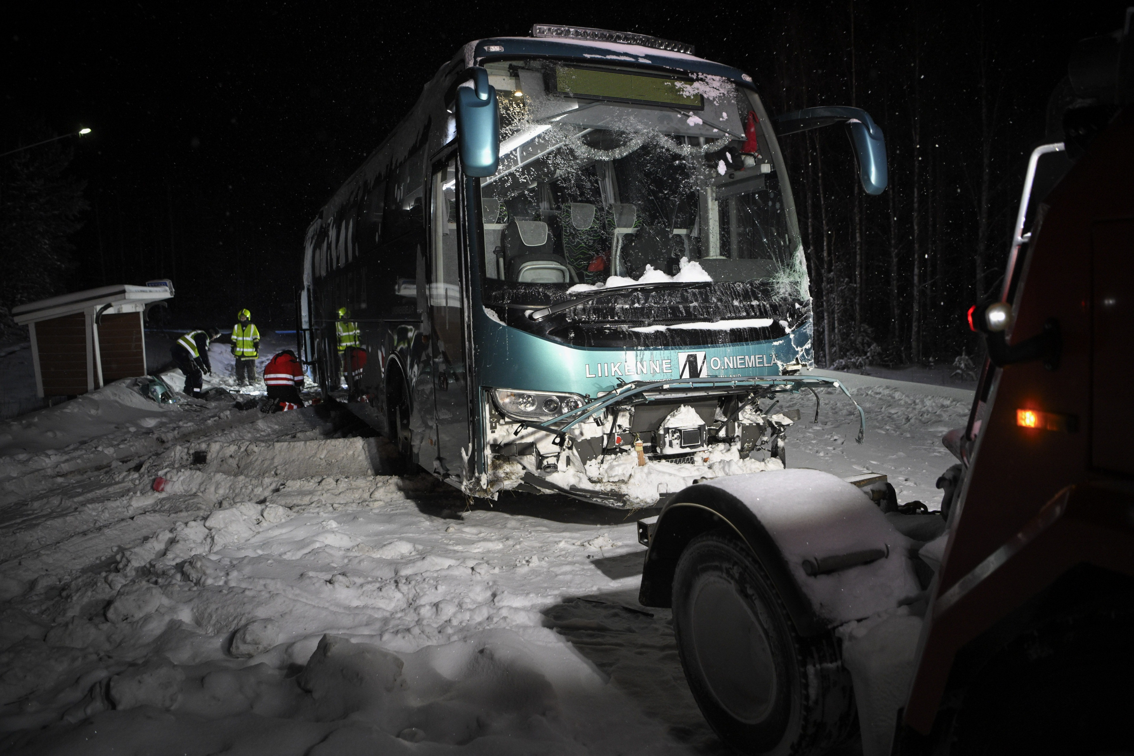 Kaksi henkilöä kuoli ja muutama loukkaantui vakavasti linja-auton ja ...