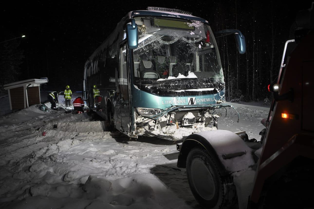 Kaksi henkilöä kuoli ja muutama loukkaantui vakavasti linja-auton ja ...