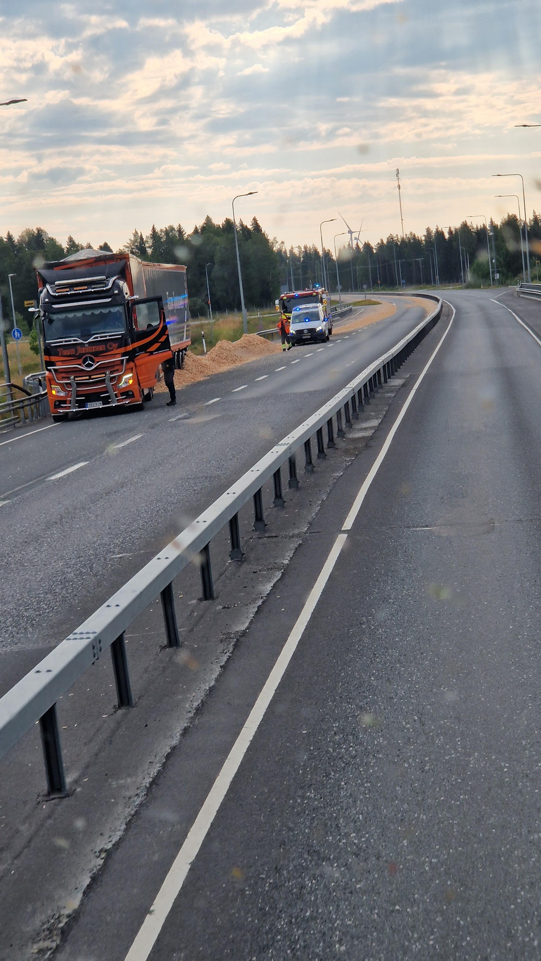 Hakekuorma levinnyt Kemintielle – tilanne nyt ohi | Lapin Kansa