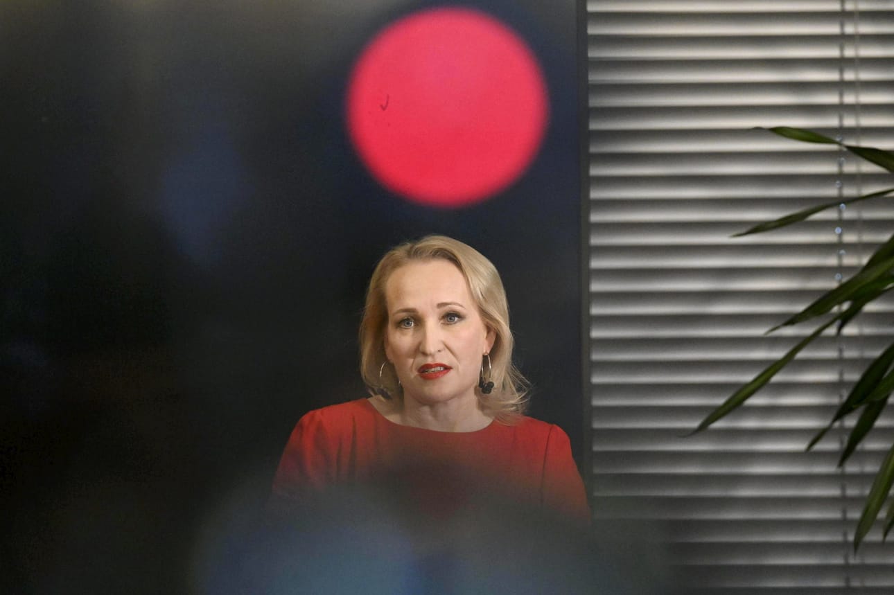 Minna Helle rikkoo jälleen yhden lasikaton nousemalla EK:n ...