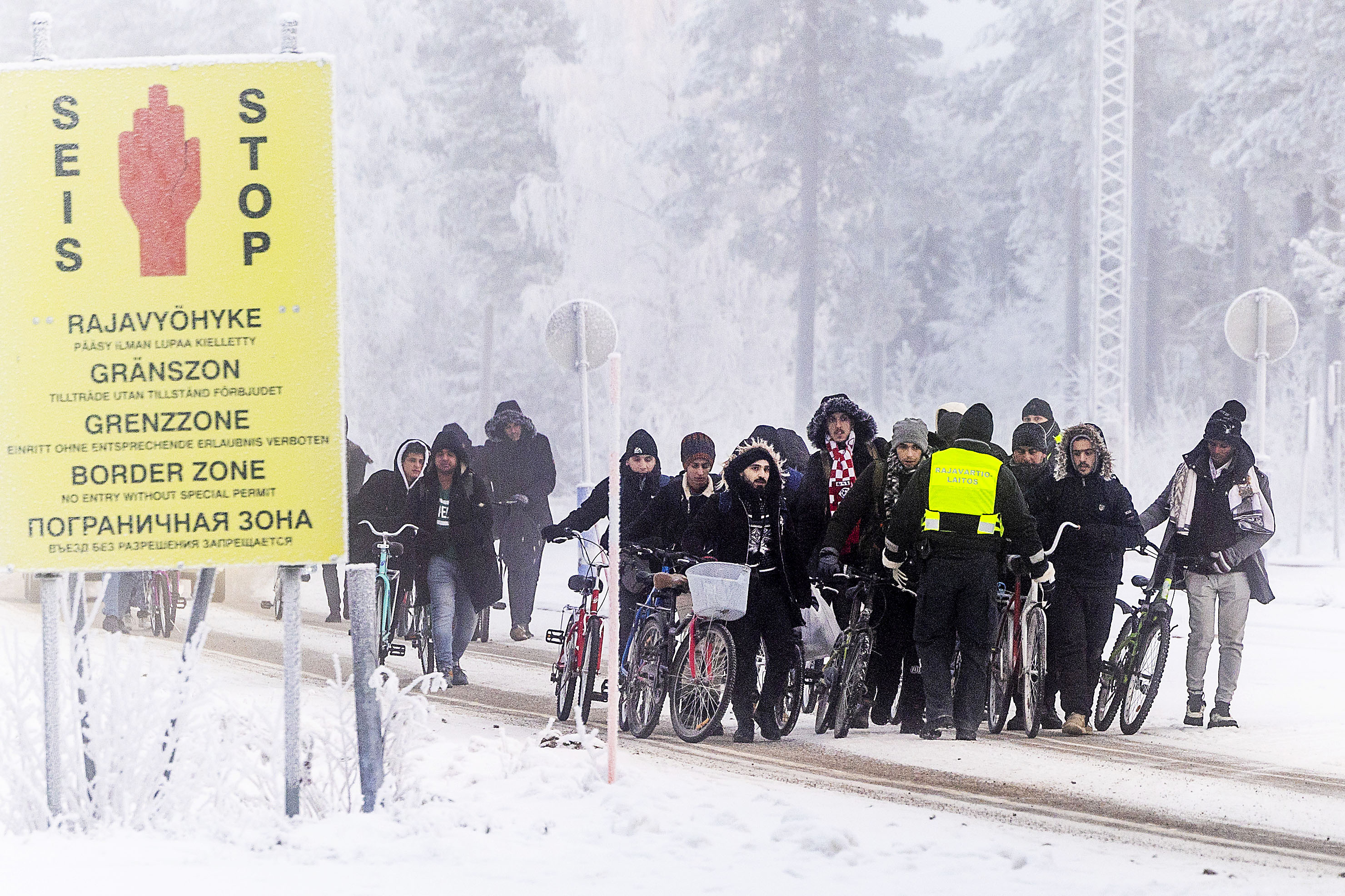 Itärajan sulku piti yöllä Vaalimaalla ja Niiralassa – joukkio jäi ...