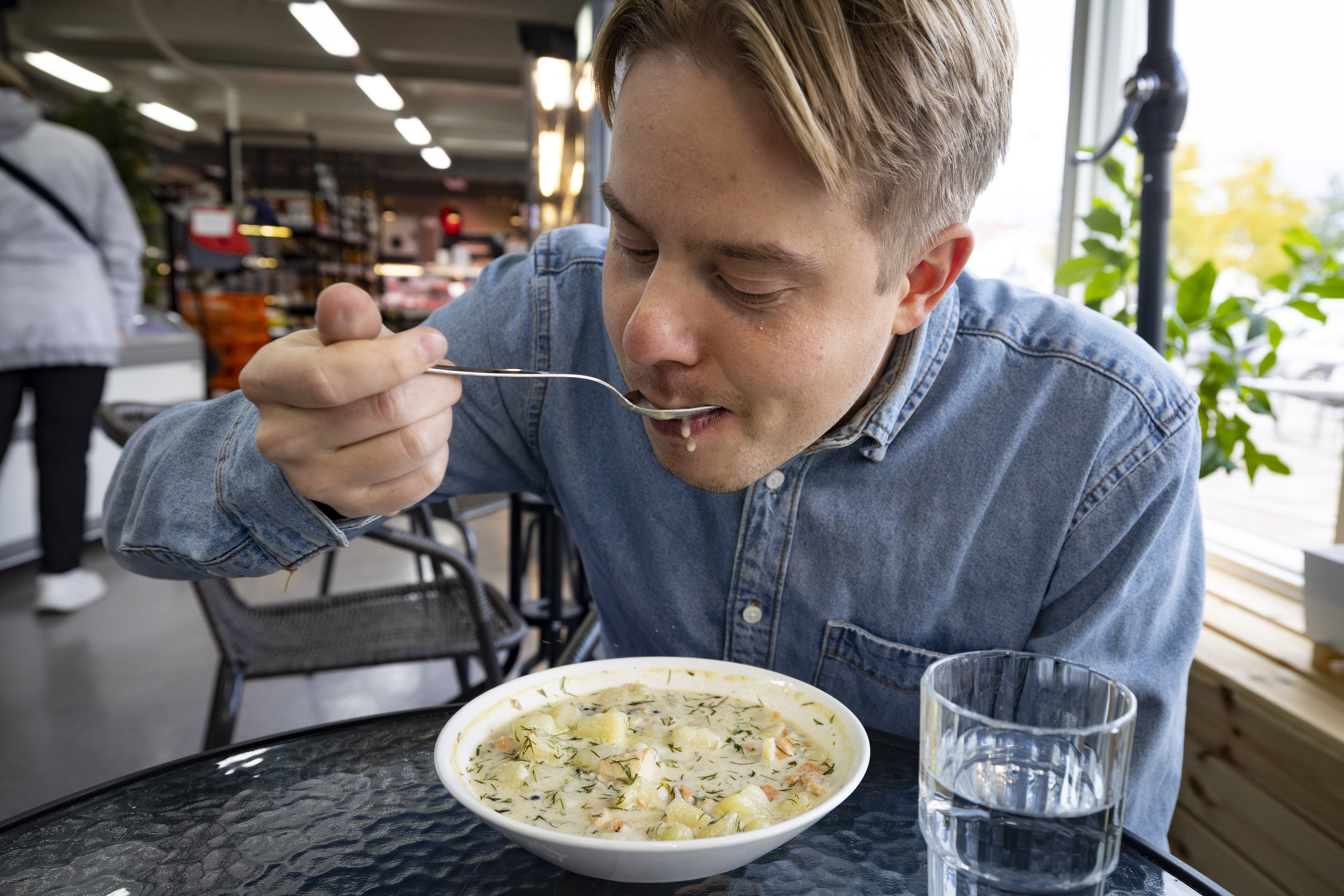 Testasimme, pärjääkö Oulussa tilaamalla kaikki ruuat Resq-sovelluksella ...