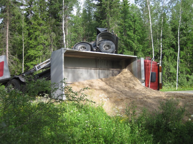 Hiekkalastissa ollut kuorma-auto ojassa Alavieskantiellä | Kaleva