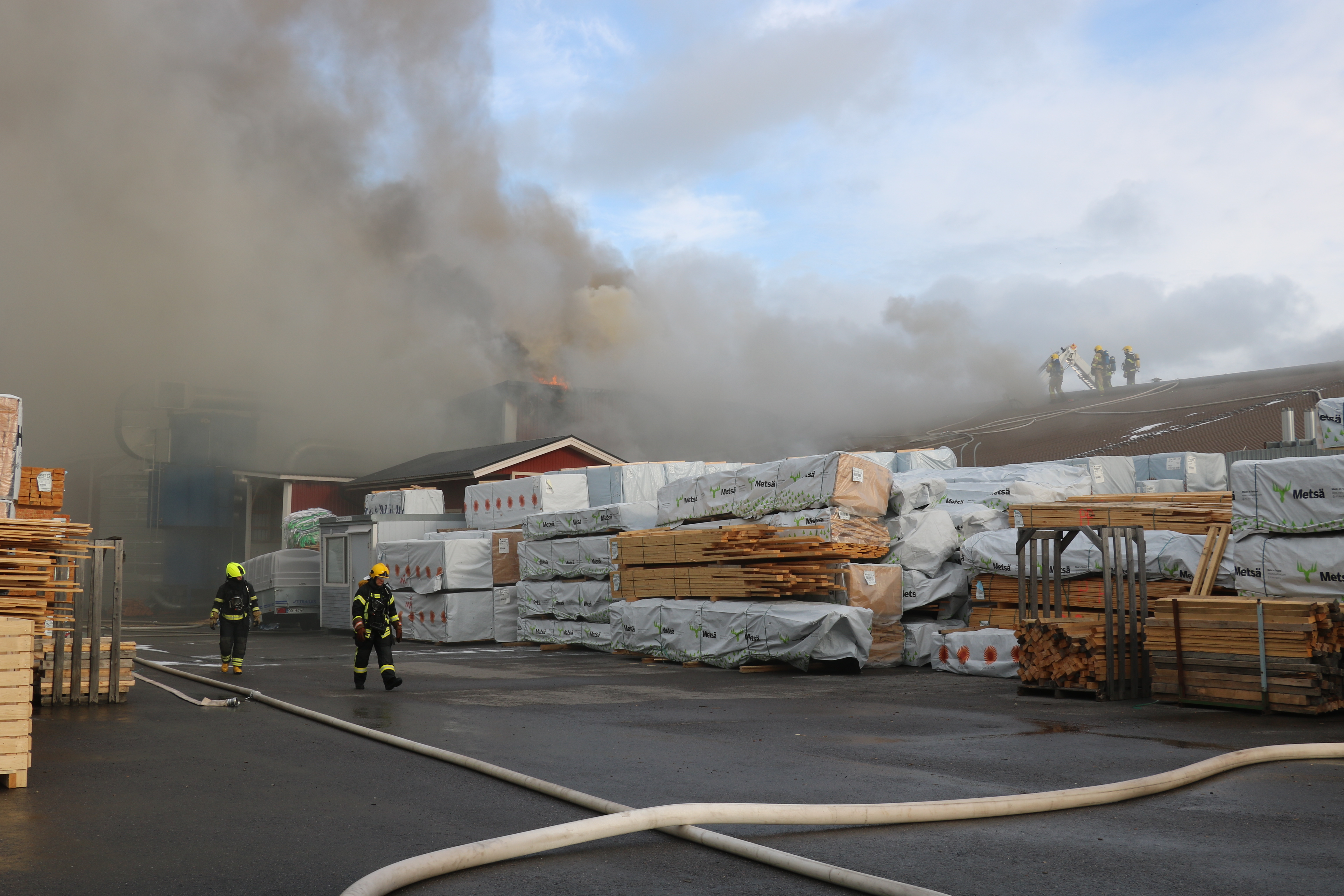 Pyhäjoen Puun teollisuushallin katon sammutustyöt jatkuvat yöhön saakka ...