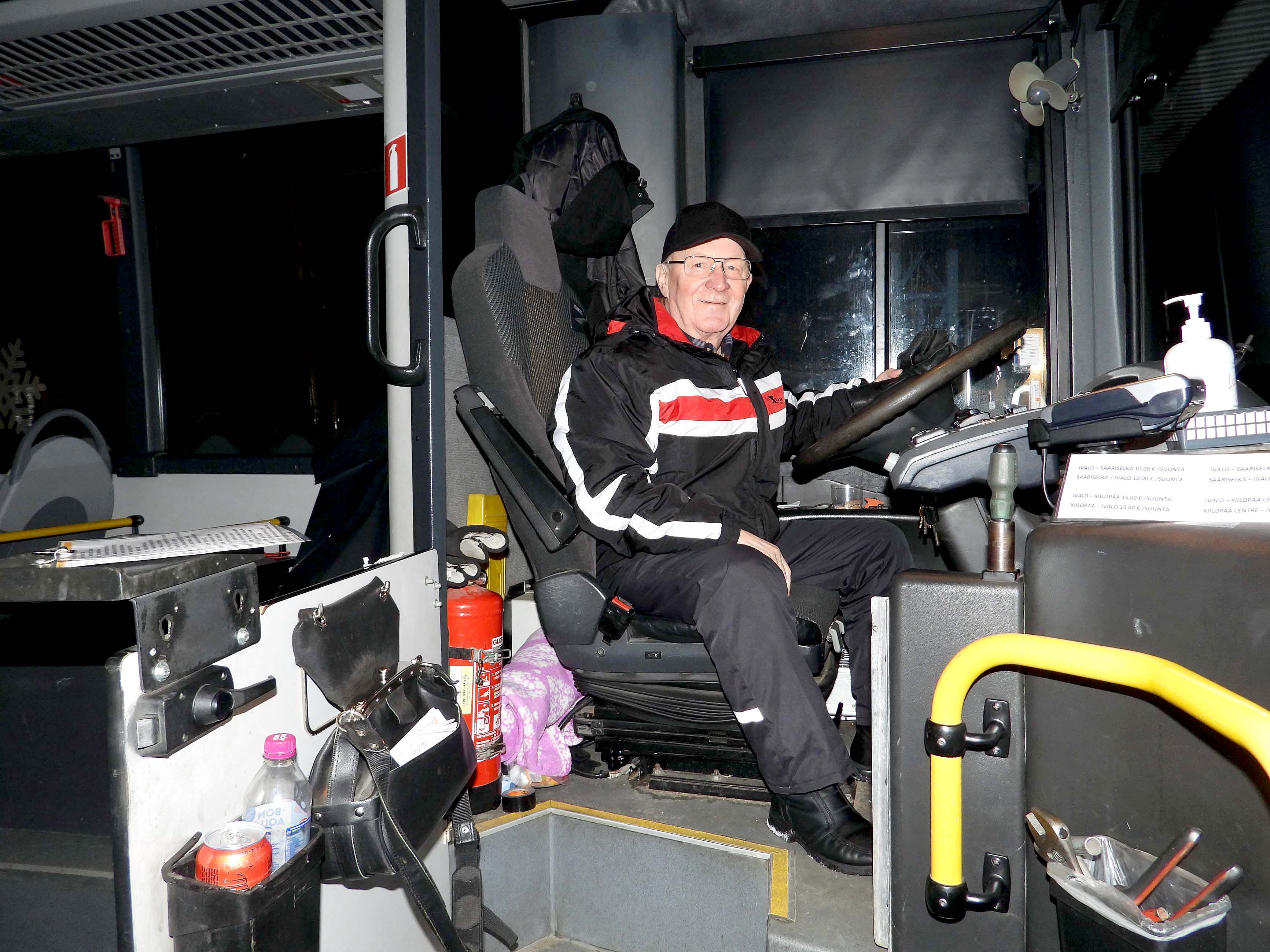 Hymyilevä suksibussikuski Ahti Similä joutuu pitämään nyt paussia ...